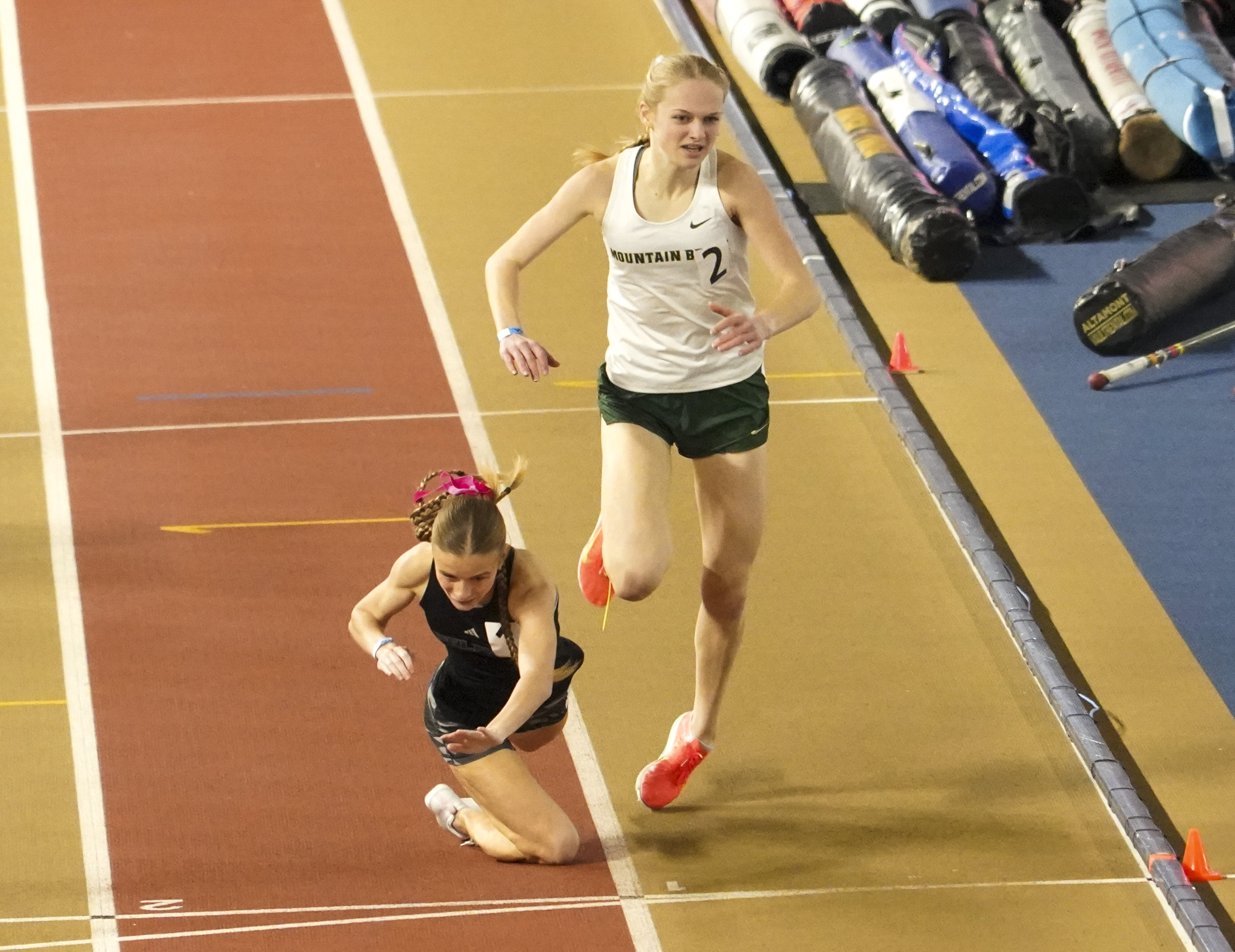 Pelham and Mtn Brook 800 – Emily Wester dives for the finish line and ...